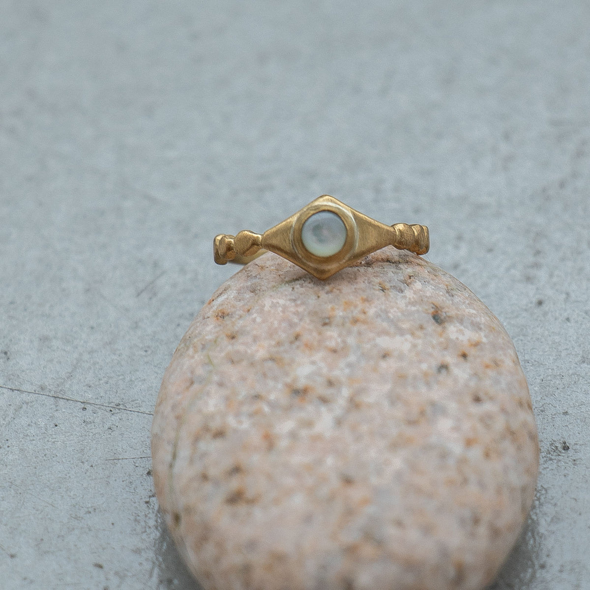 SURUME. Shave Stone Thin Ring White shell #9 ｜くらすこと公式オンラインストア